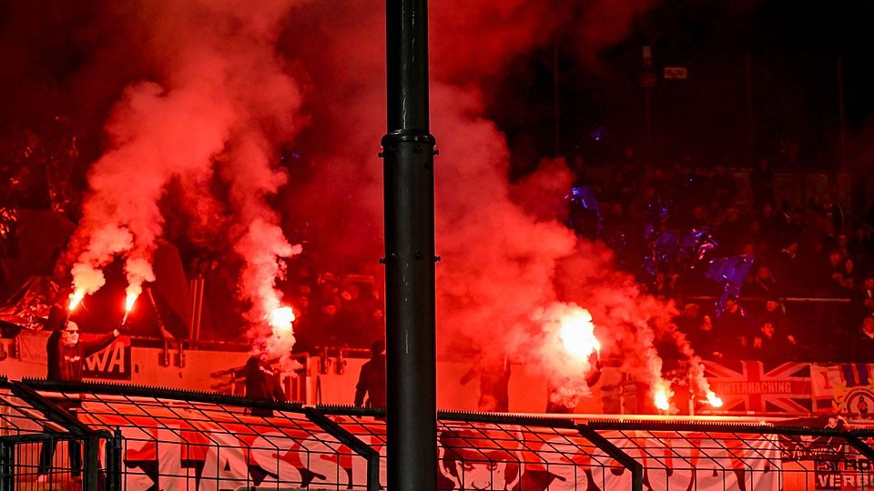 Regionalliga: FC Bayern II besiegt Haching nach Pyro-Show - FuPa