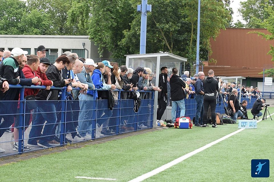 Duisburg lebt - Fast 400 Fans verfolgen Trainingsauftakt der Zebras - FuPa