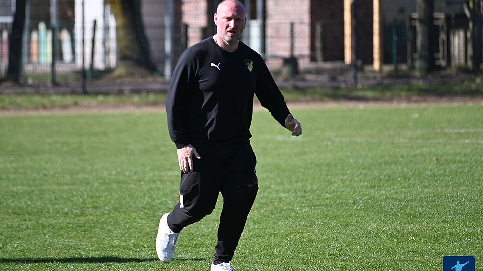 Zwischen Taktiktafel und Familienfrühstück - Trainer sein in Langen - FuPa