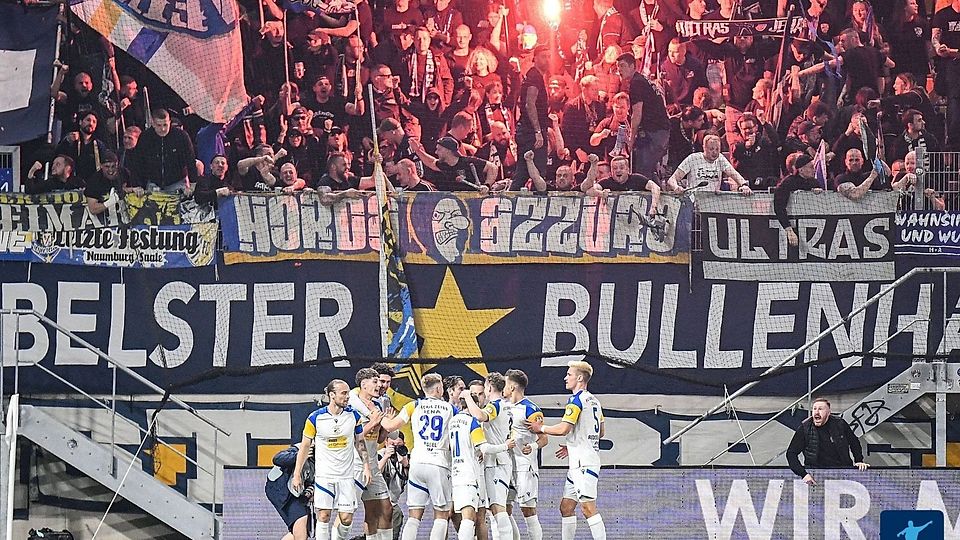 Zaunposse der HFC-Fans sorgt in Jena für eine lange Unterbrechung - FuPa