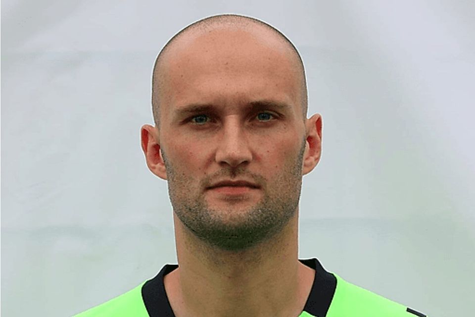 Dennis Raschka hält den Sieg der Ratinger Reserve fest - FuPa