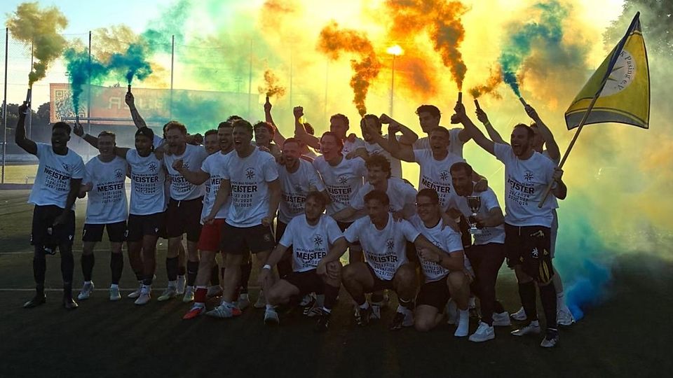 DJK Pasing mit farbenfroher Pyro - Junglöwen feiern Meisterschaft - FuPa