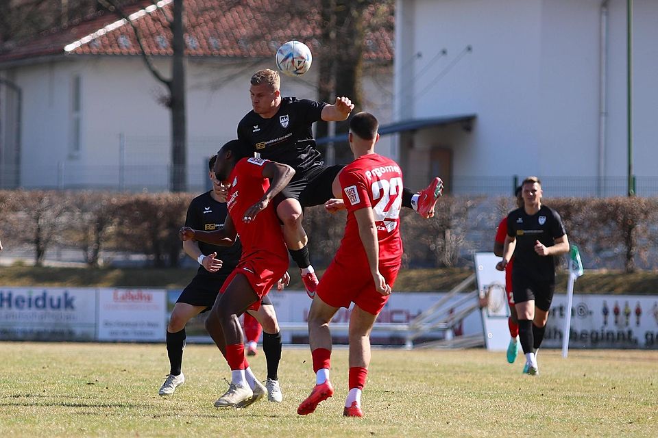 Eisplatten auf dem Kunstrasen: TuS-Trainer Dittmann schimpft über ...