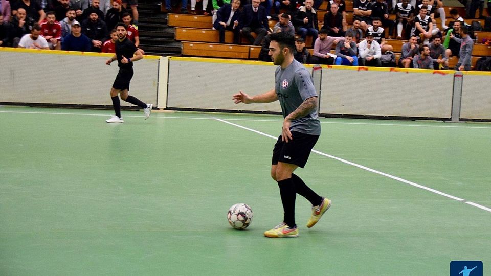 FuPa.tv LIVE: Titelverteidiger in der Halle Duisburg gefordert - FuPa