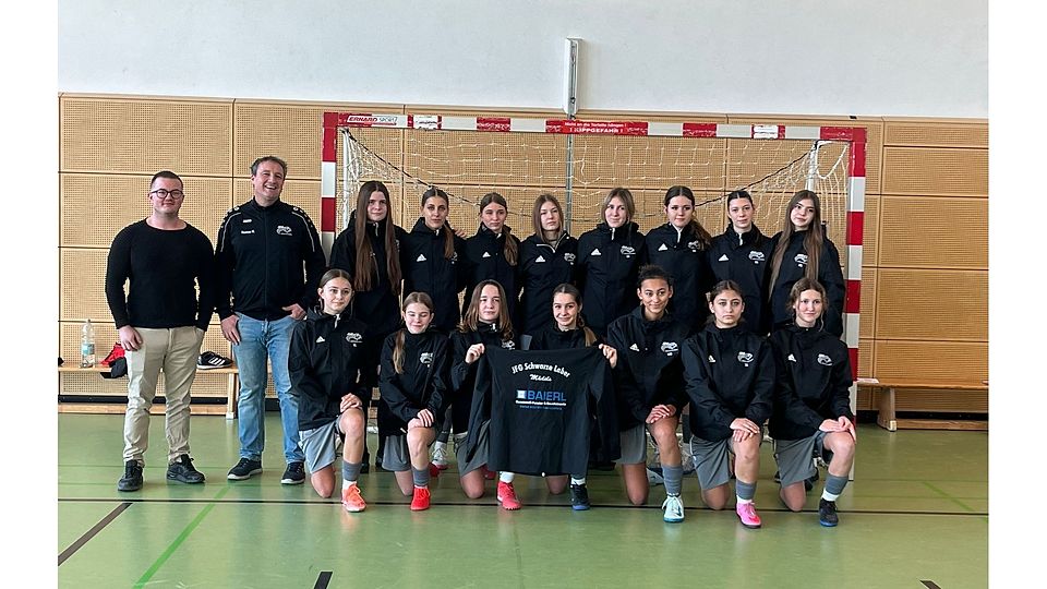 Fensterbau Baierl unterstützt B Juniorinnen der Schwarze Laber - FuPa