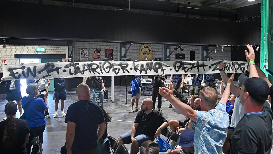 Löwen-Fans unterbrechen 1860-Mitgliederversammlung und stimmen ...