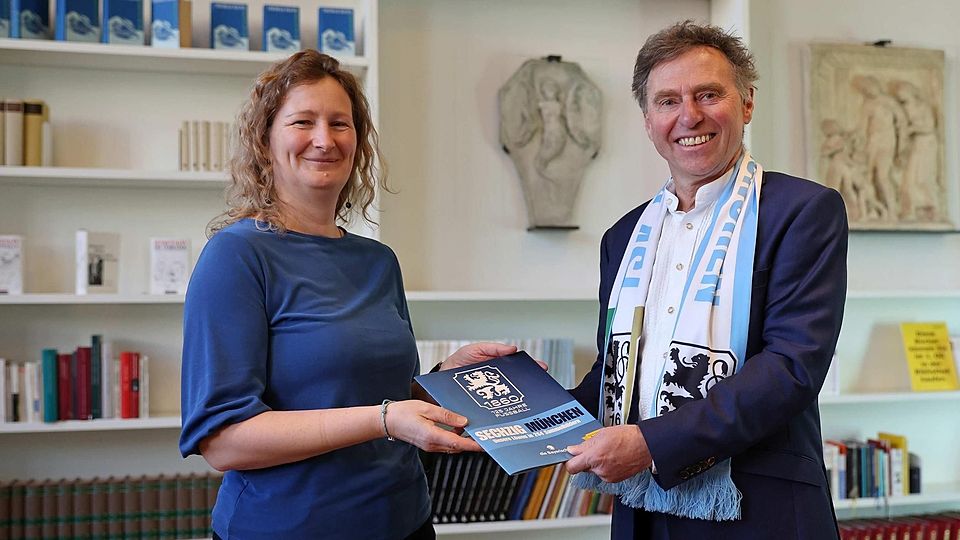 Panini-Album ins Monacensia aufgenommen: „Die 1860er sind ein Stück ...