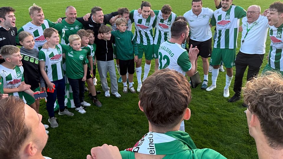 2.026 Fans! Hobelsberger-Rot! Schalding erfightet Derby-Sieg! - FuPa