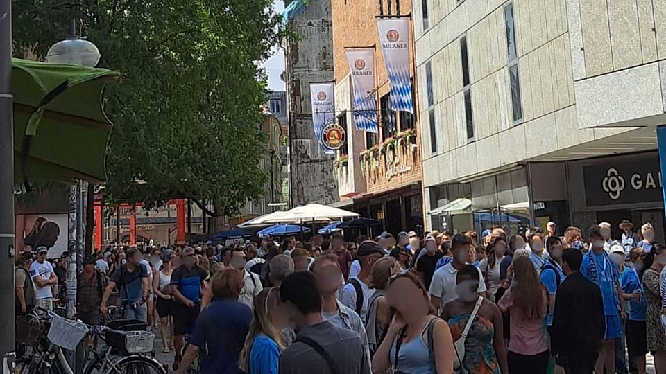 1860-Fans stürmen neue Löwen-Fanwelt am Marienplatz - Niederlechner ...