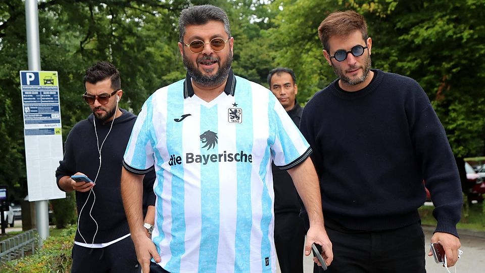 Hasan Ismaik im neuen 1860-Trikot in München – HAM-Trio tritt zurück - FuPa